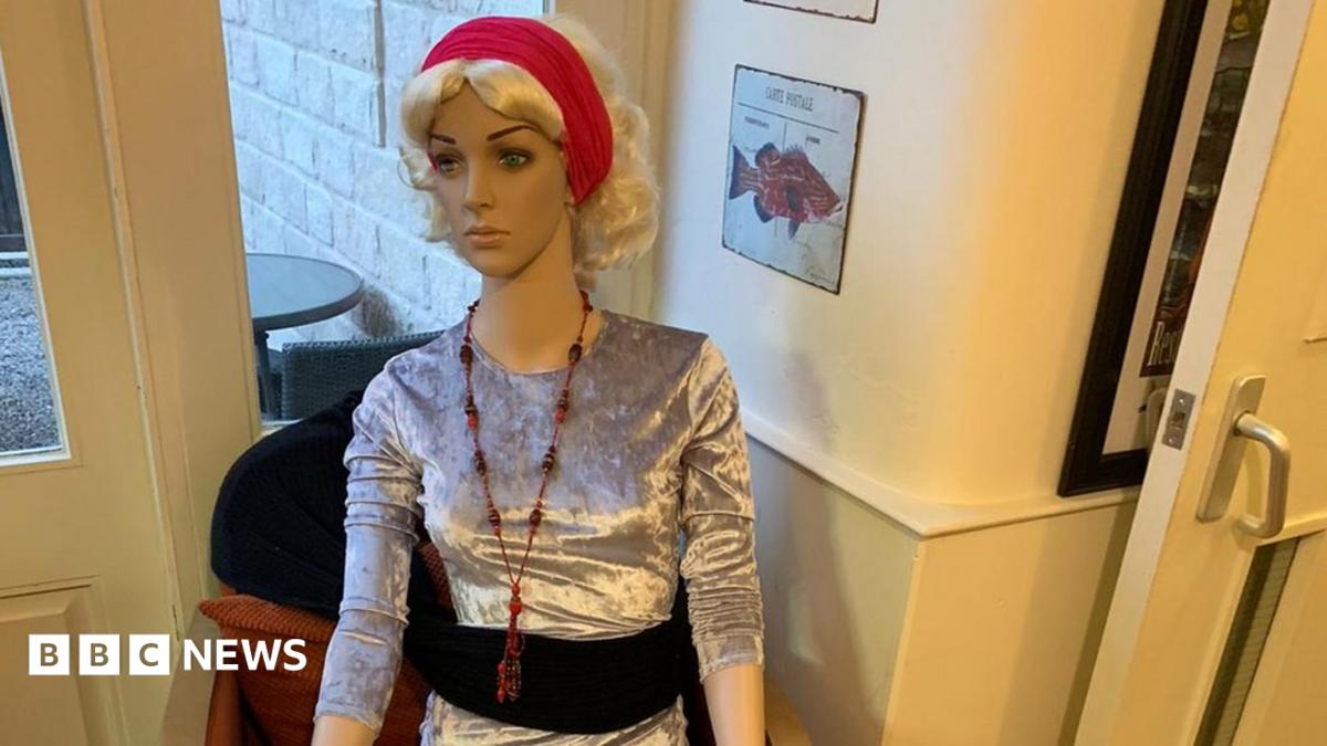 Buxton restaurant uses 'creepy' mannequins for distancing - BBC News