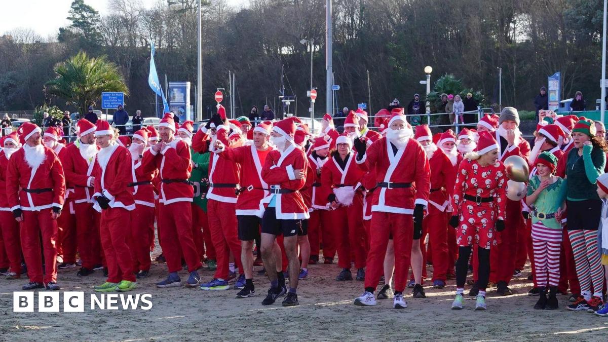 Hundreds take part in 'Chase the Pudding' run on Weymouth beach - BBC News
