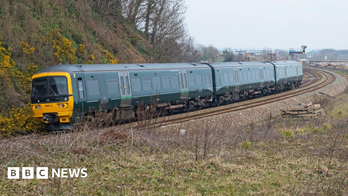 Guildford to Gatwick Airport rail line closes for upgrades - BBC News