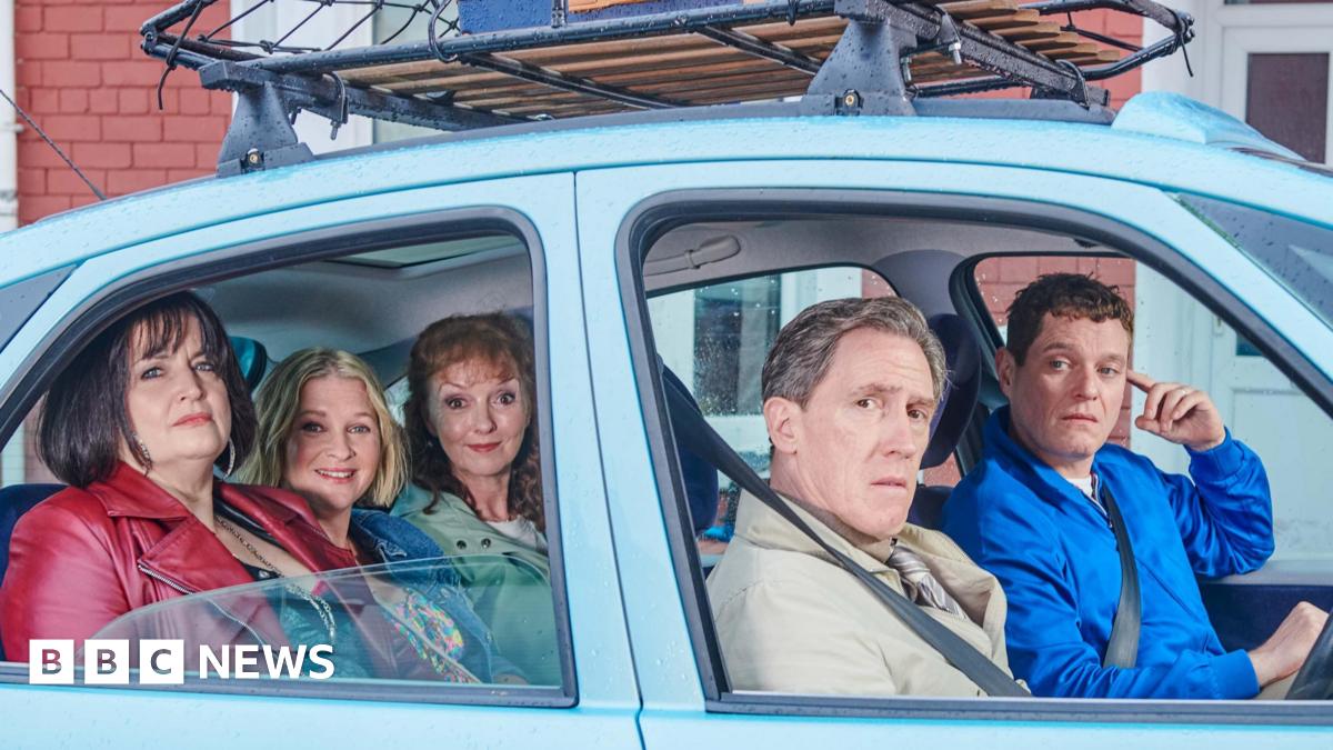 New Gavin and Stacey photos released ahead of Christmas special - BBC News