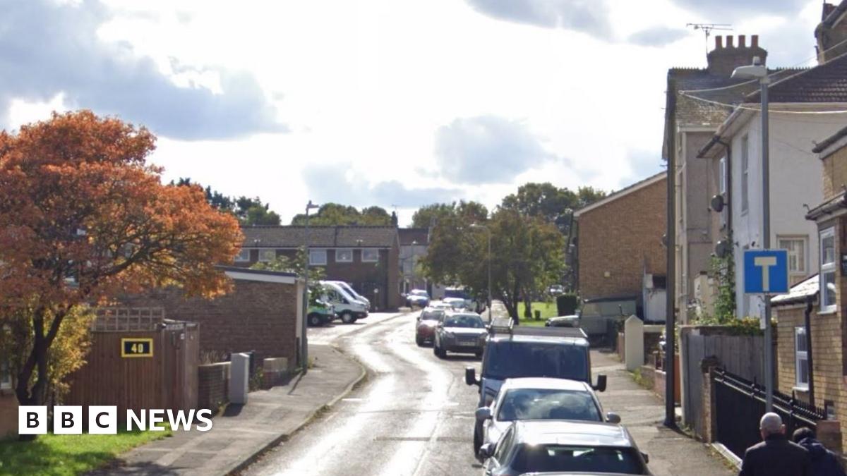 Kent Police launch murder investigation after Gravesend stabbing - BBC News