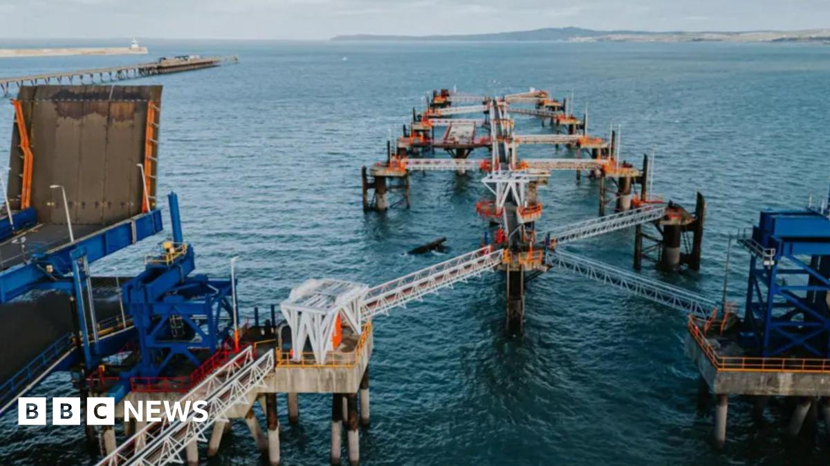 Holyhead: Partial reopening of storm-hit port on 16 January - BBC News