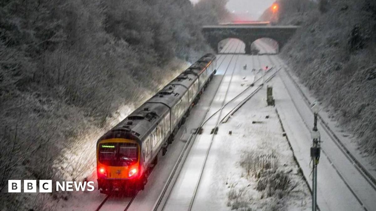 More snow and ice warnings for north-west of England - BBC News