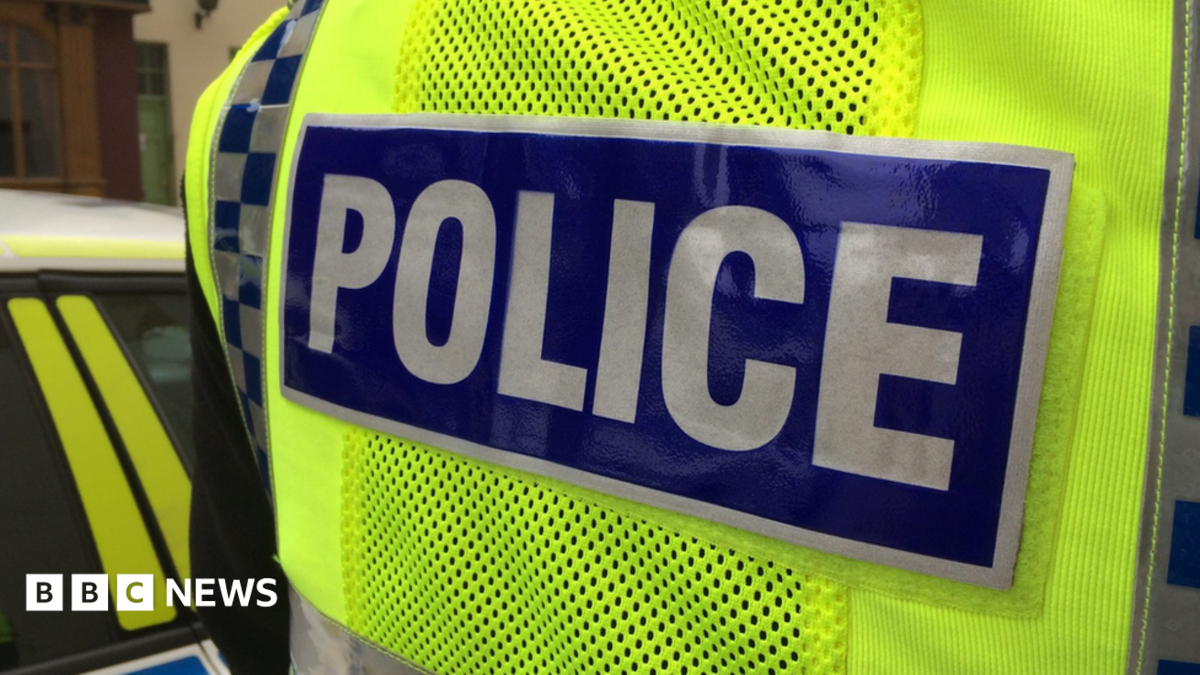 Fareham: Two arrests after unexplained death - BBC News