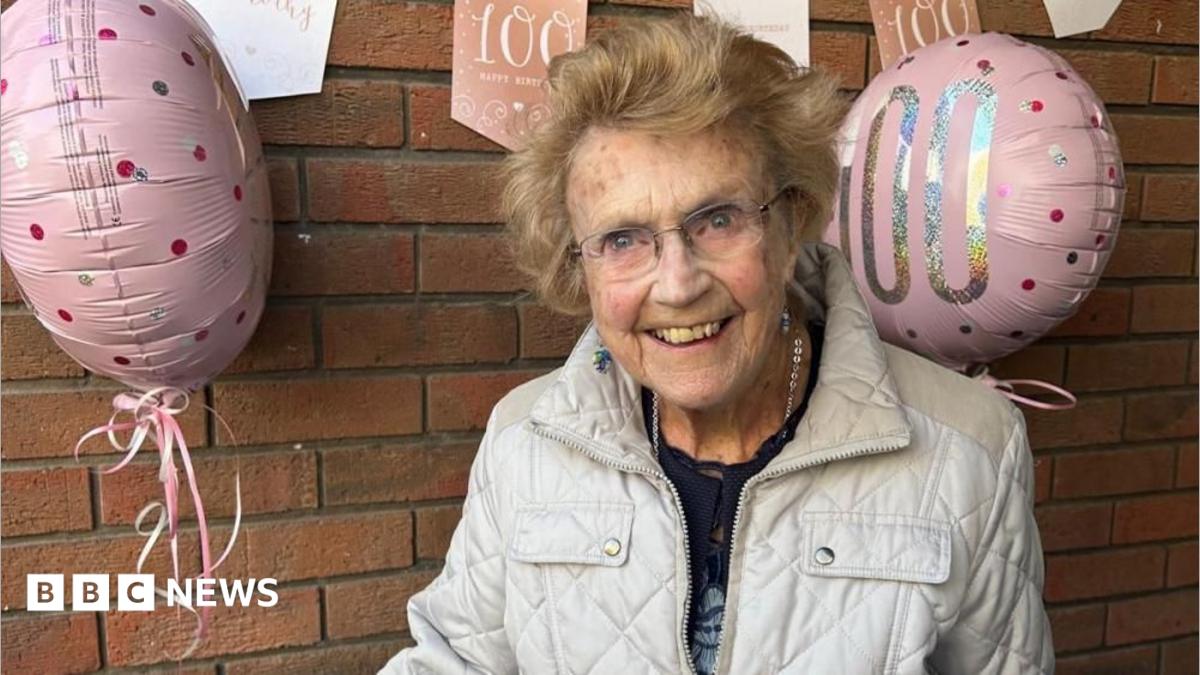 Warrington woman, 100, says bowls club 'keeps me going' - BBC News