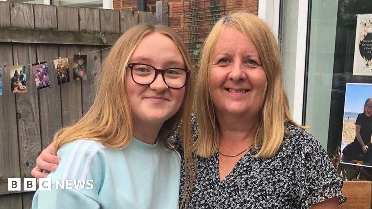 Deaf patients condemn shortage of BSL interpreters in NHS - BBC News