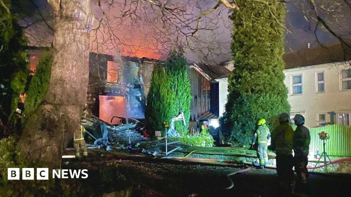 Worksop: Two arrests after large fire at former nursing home - BBC News