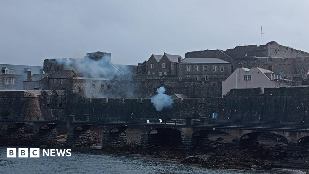 Thirteen gun salute for Guernsey military hero Sir Isaac Brock - BBC News