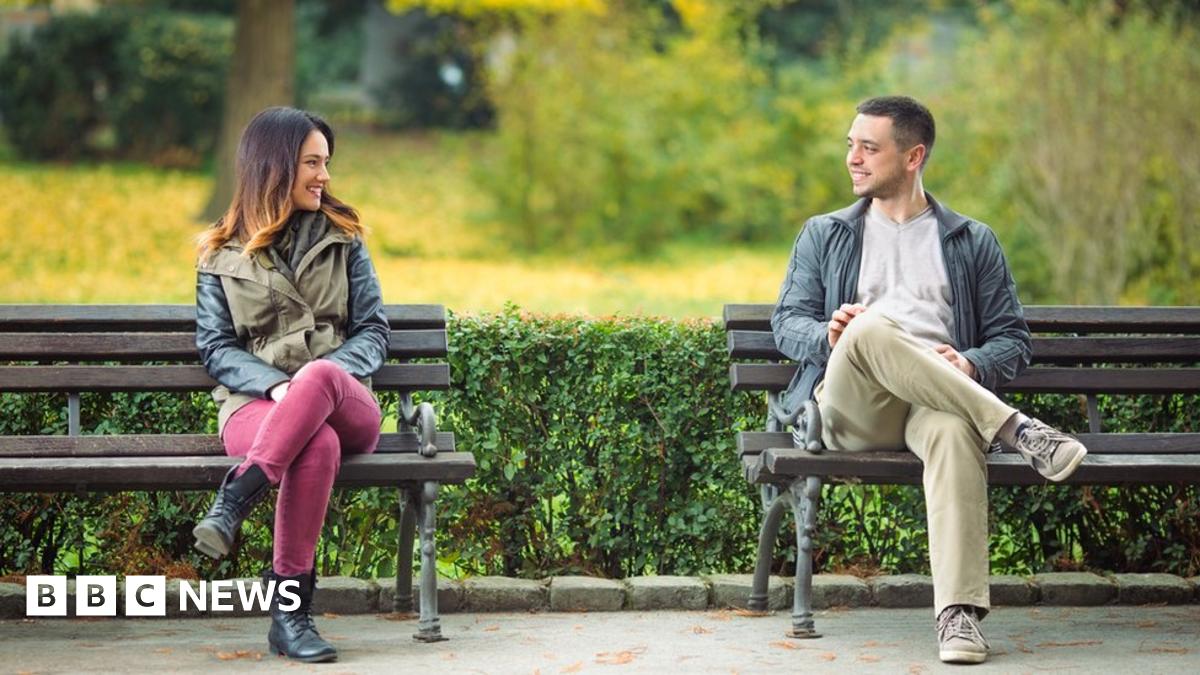 The surprising benefits of talking to strangers - BBC News