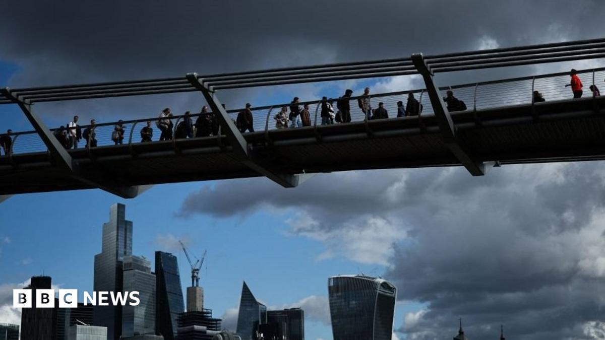Millennium Bridge: 'Wobbly' pedestrian crossing closes for repairs ...