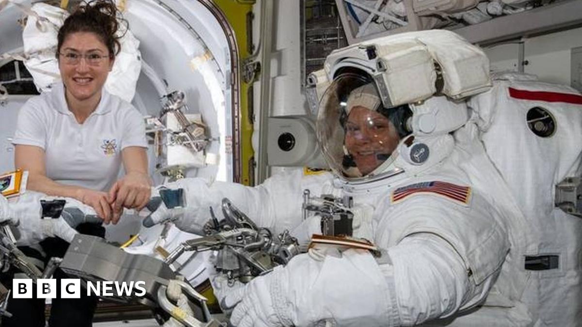 Nasa's first all-female spacewalk scrapped over spacesuit sizes - BBC News