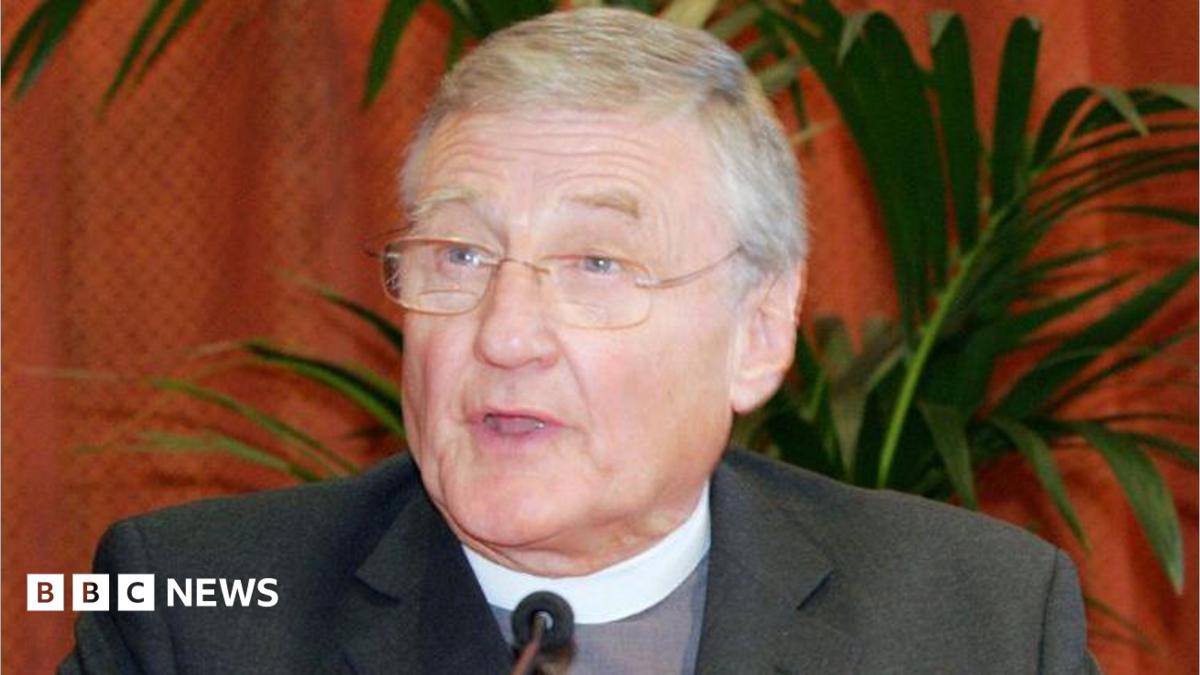 Jeffrey Donaldson and Martin McGuinness: Churchman reveals talks - BBC News