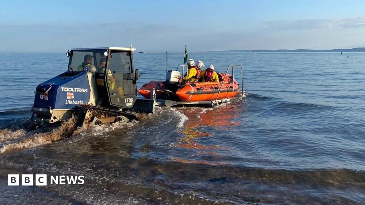 Swimmers rescued after tide takes them out to sea off Exmouth - BBC News