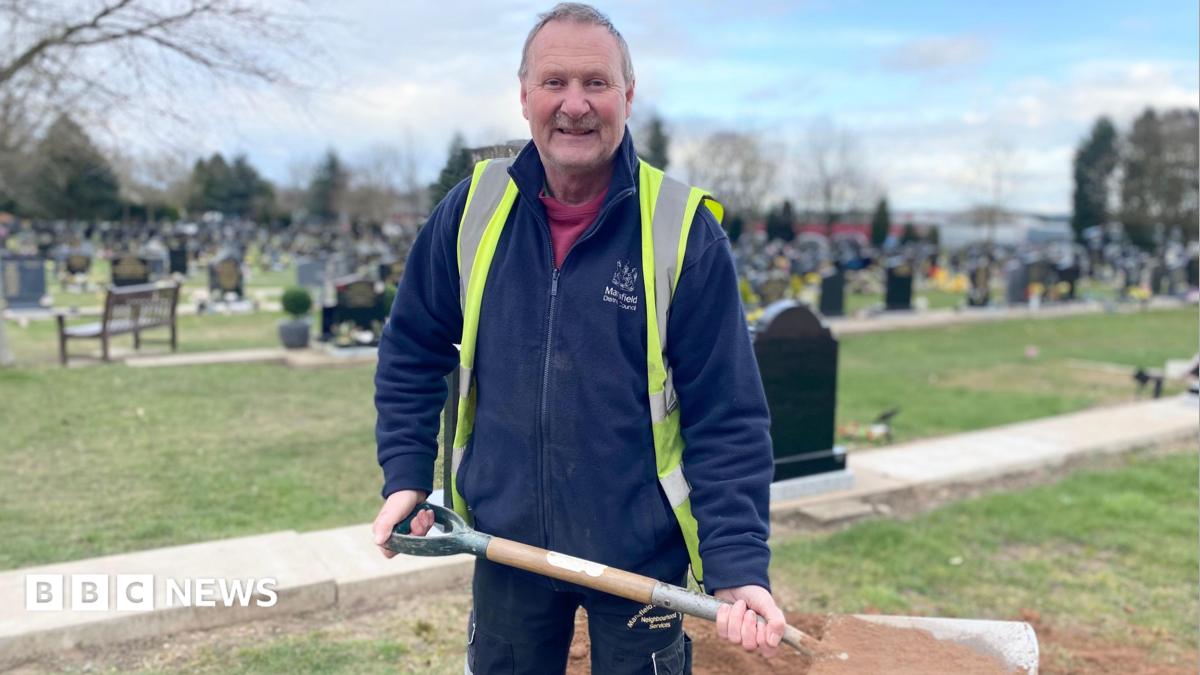 'I've been digging graves for 40 years - I love it' - BBC News
