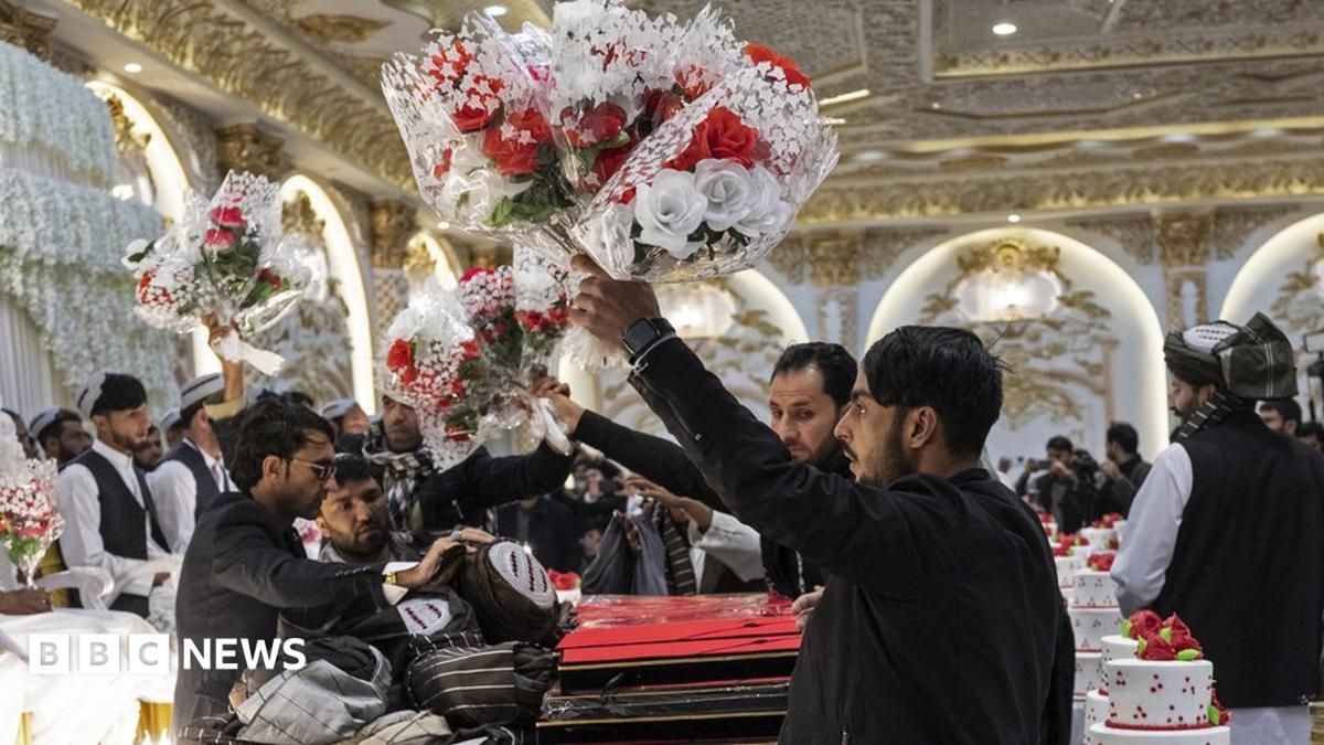 Afghan couples marry in mass ceremony in bid to cut costs - BBC News