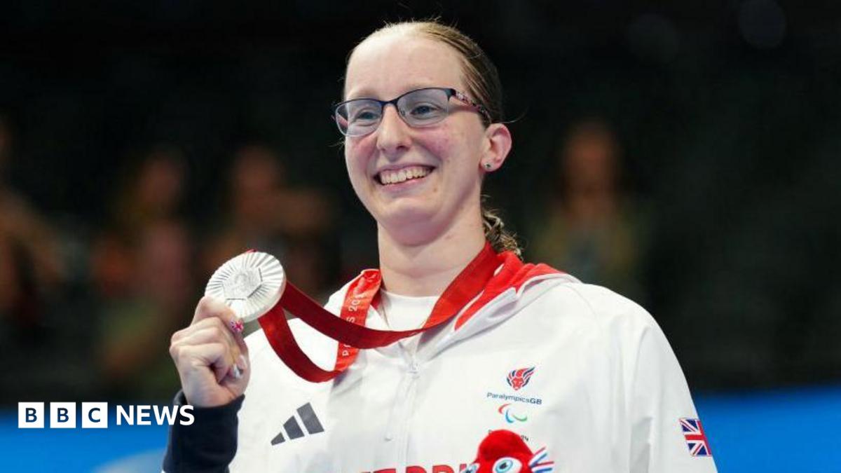 Paralympian hopes to inspire youngsters with medal - BBC News