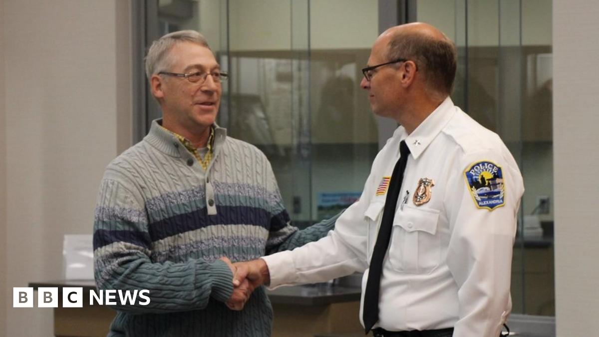 US kidnapping: Man gives $9,000 reward money to victim - BBC News