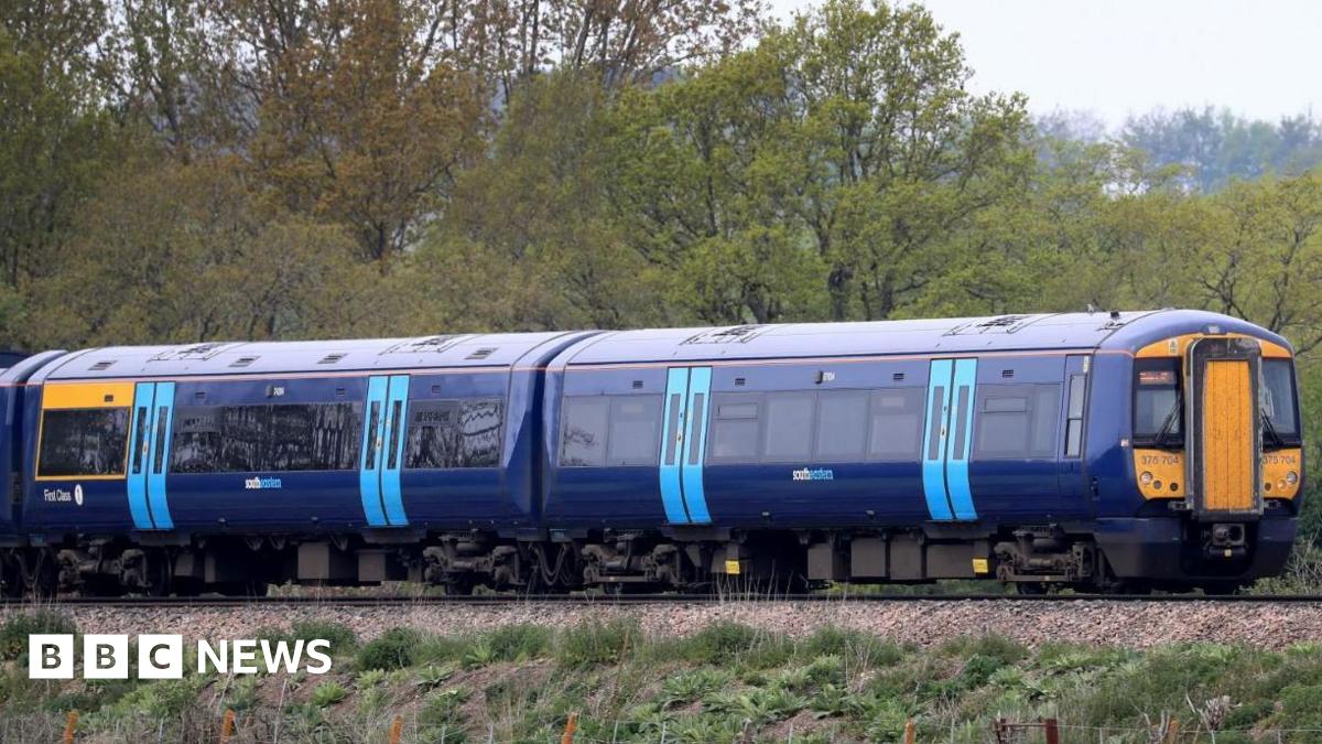 Southeastern train services reduced for maintenance trial - BBC News