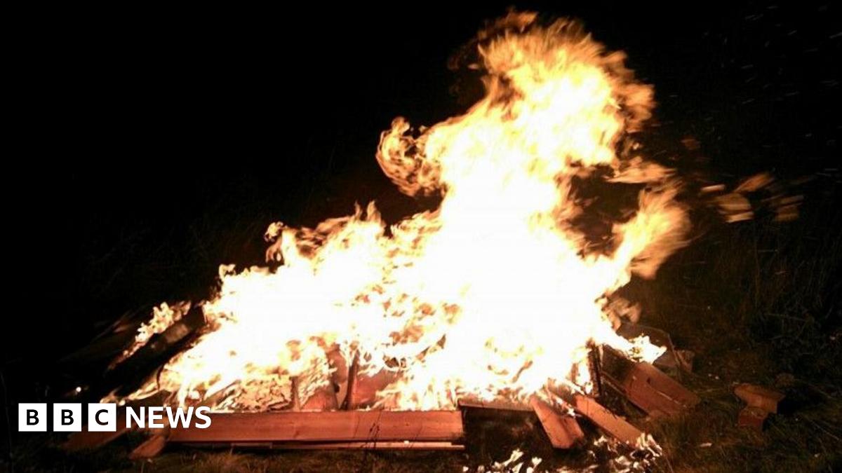 Guernsey States reminds islanders of bonfire rules - BBC News