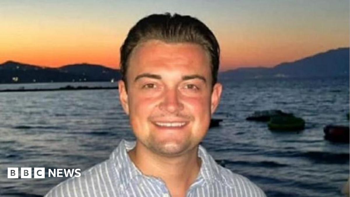 Tributes to Kory Russell who died at Royal Parks Half Marathon - BBC News