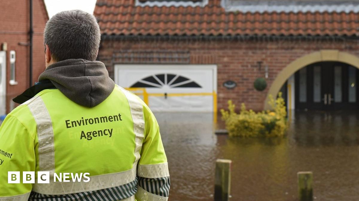 Environment Agency workers strike over pay - BBC News