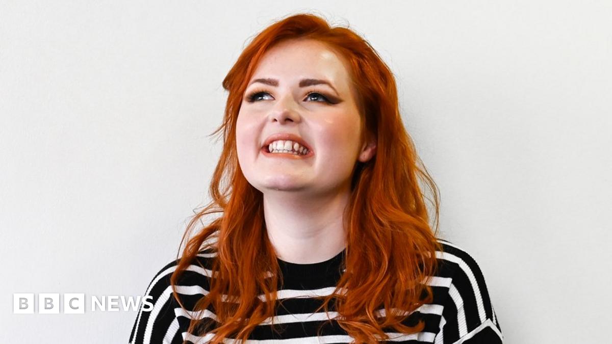 Blind presenter Lucy Edwards hosts Eurovision description show - BBC News