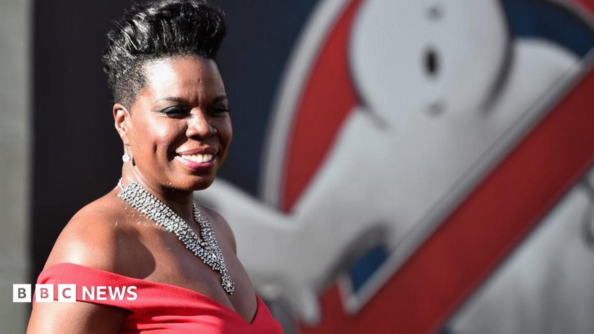 Leslie Jones Twitter row: Breitbart editor banned over abuse - BBC News
