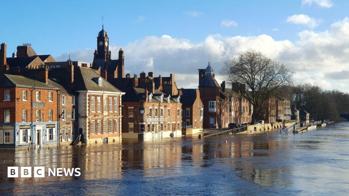 York flood defences deployed after rising River Ouse levels - BBC News