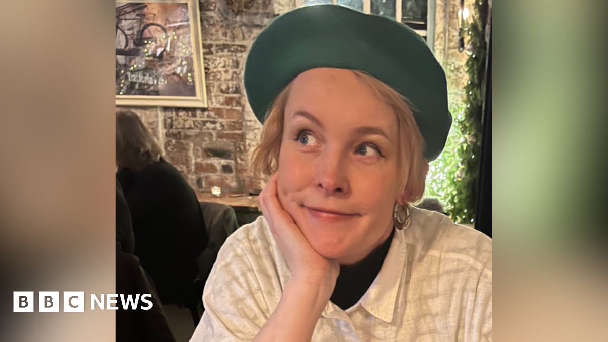 Tracey Meek: Arrest made after woman dies in Derbyshire crash - BBC News