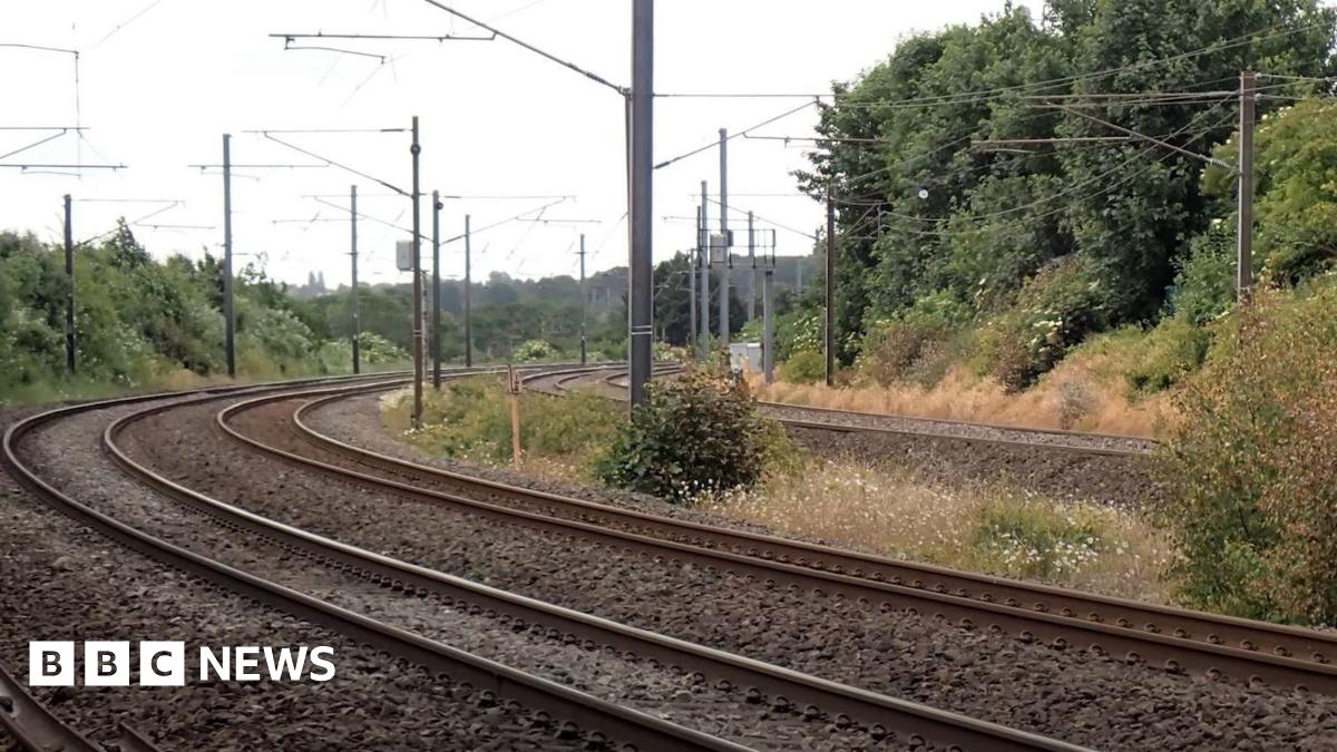 Rail worker nearly hit by high speed train near Luton - BBC News