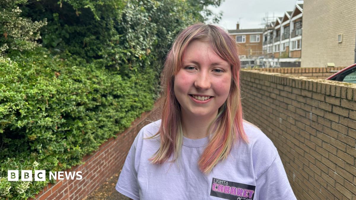 Autistic Ipswich teenager directs inclusive theatre show - BBC News