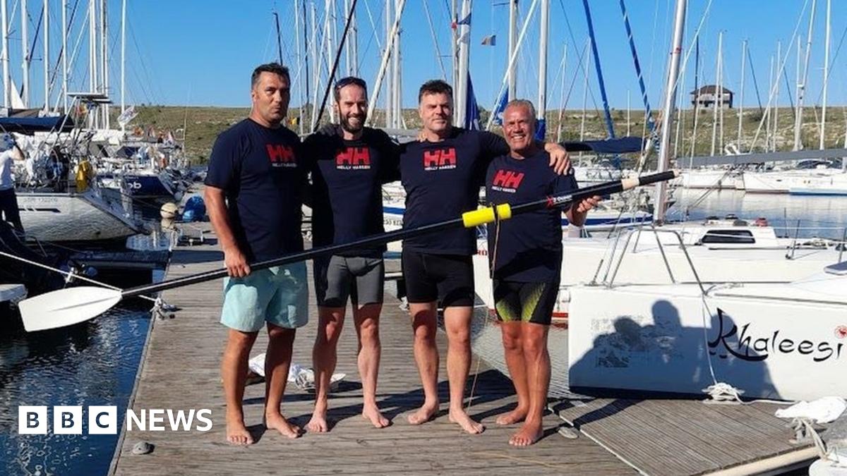 Four-man crew breaks Black Sea rowing record - BBC News