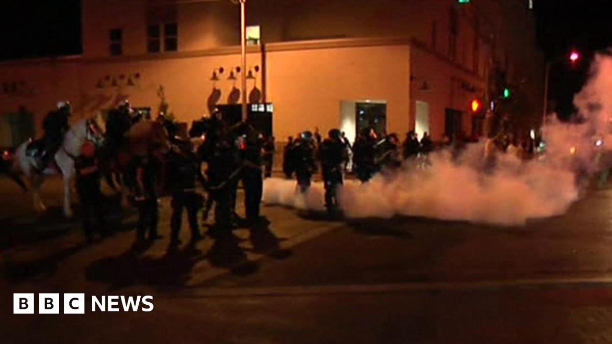 US elections: Violent protests at Trump New Mexico rally - BBC News