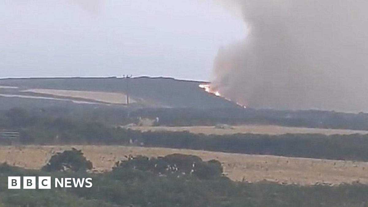 Cornwall fire crews deal with wildfires - BBC News