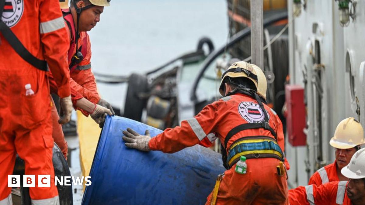 Philippines 'prepares for worst' after oil spill - BBC News