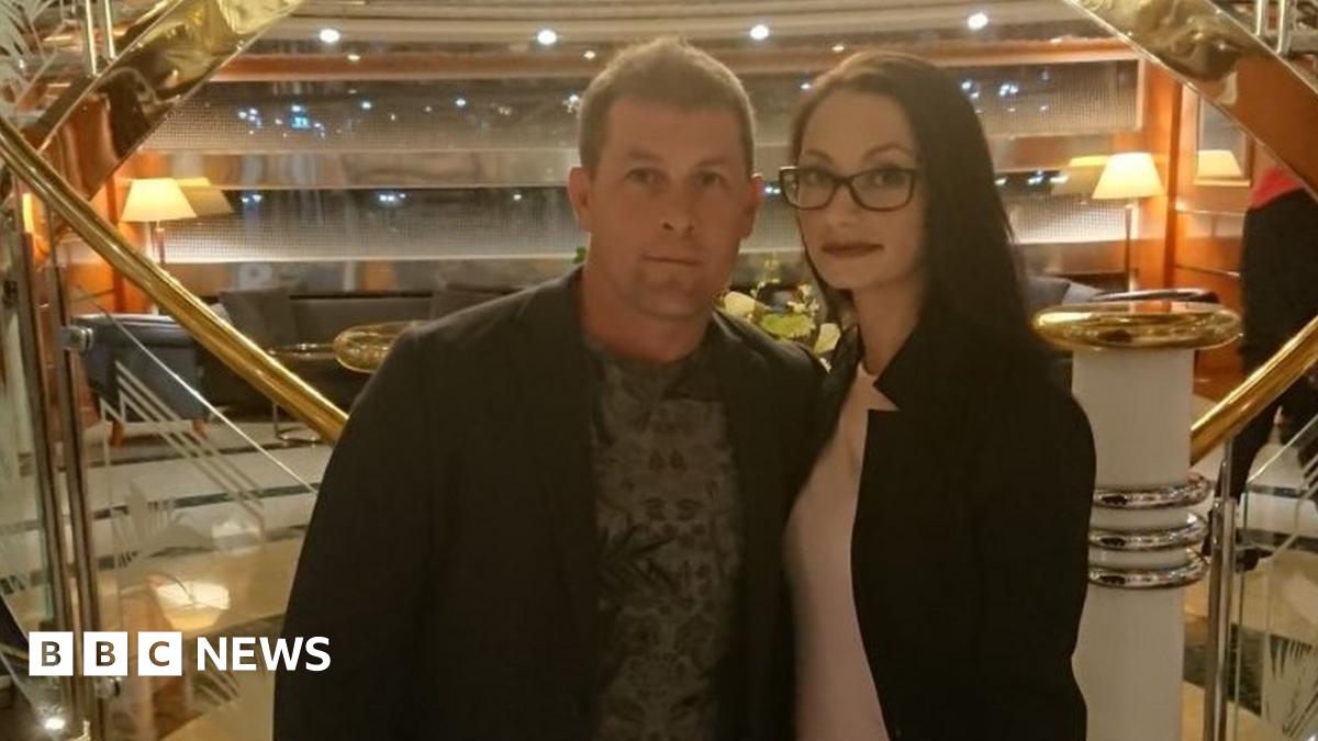 Rogue Suffolk builder jailed after taking £600k from customers - BBC News