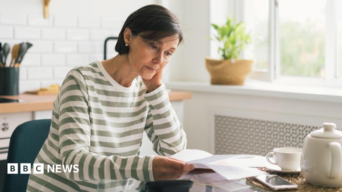 Electricity: Consumers urged to compare providers - BBC News