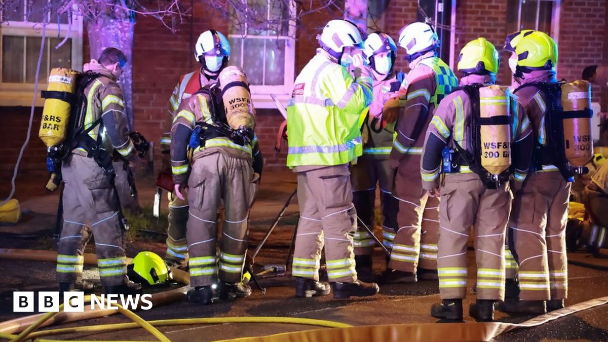 Horsham fire: Man dies and another injured in house blaze - BBC News