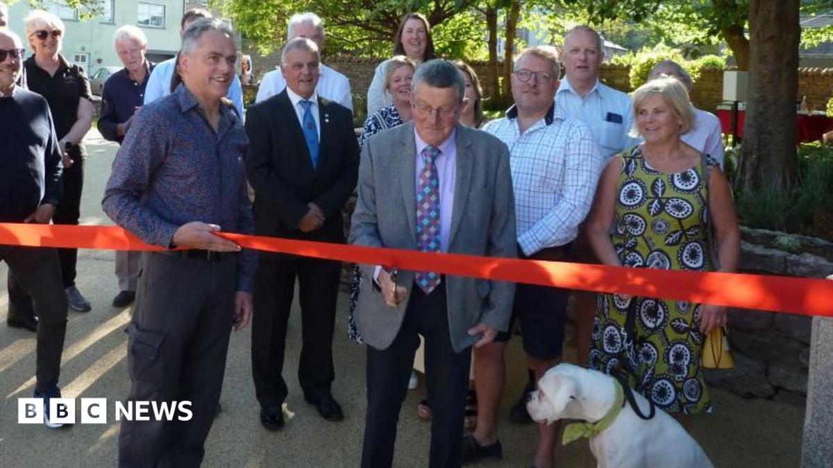 Kirkby Stephen garden opened in memory of councillor - BBC News
