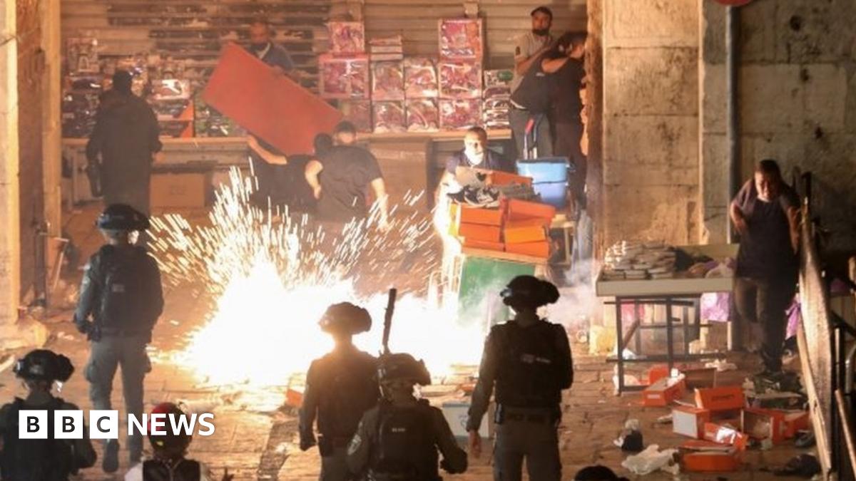 Jerusalem: Many injured on second night of clashes - BBC News