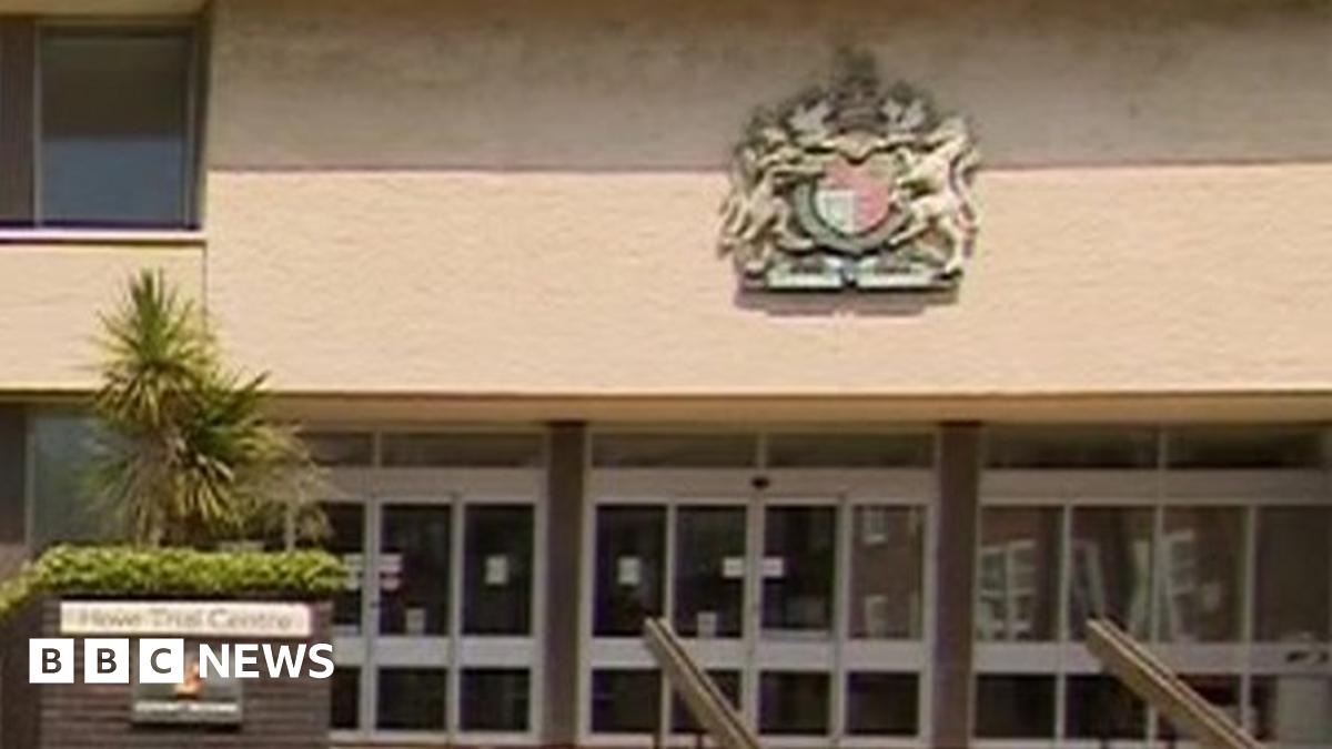 Christopher Howarth trial: Abuse accused priest 'paid boys' - BBC News