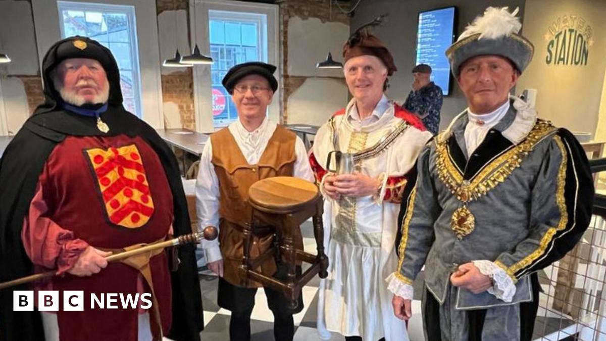 Gloucester sheriff tests ale in quirky medieval tradition - BBC News