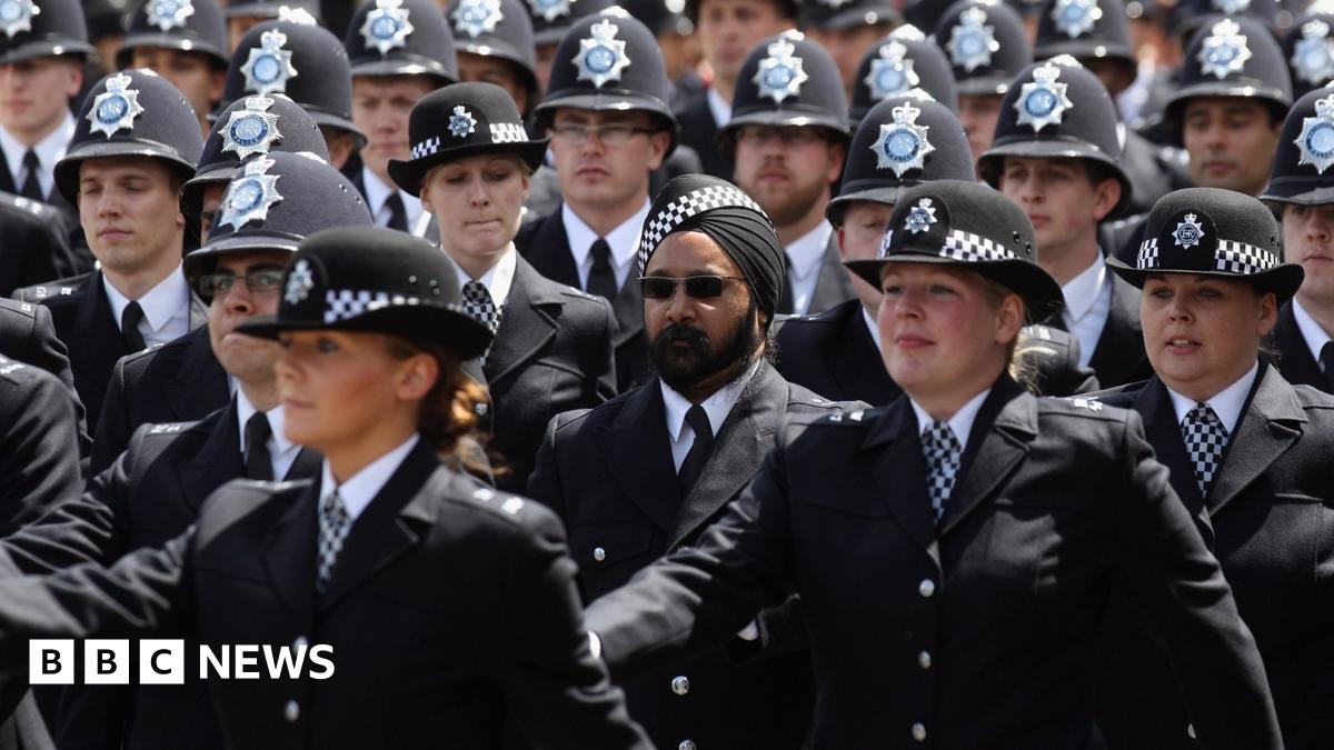 All new police officers in England and Wales to have degrees - BBC News