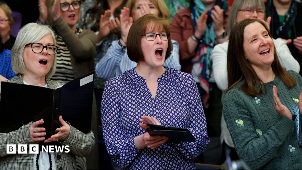 BBC Sing! community choir on song at Belfast's Ulster Hall - BBC News