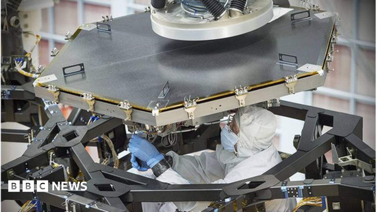 James Webb: Hubble successor maintains course - BBC News