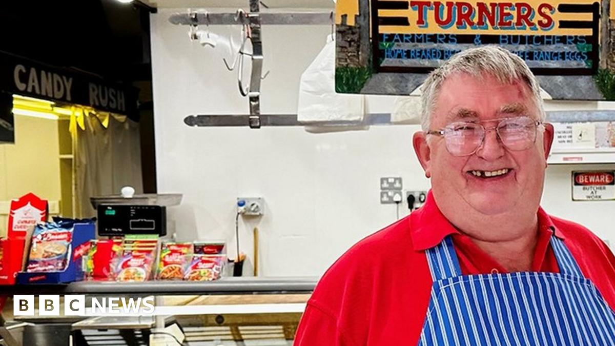 Darwen butcher hangs up his knives after 50 years - BBC News