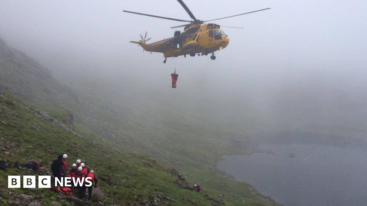 Man dies in Helvellyn Striding Edge fall - BBC News