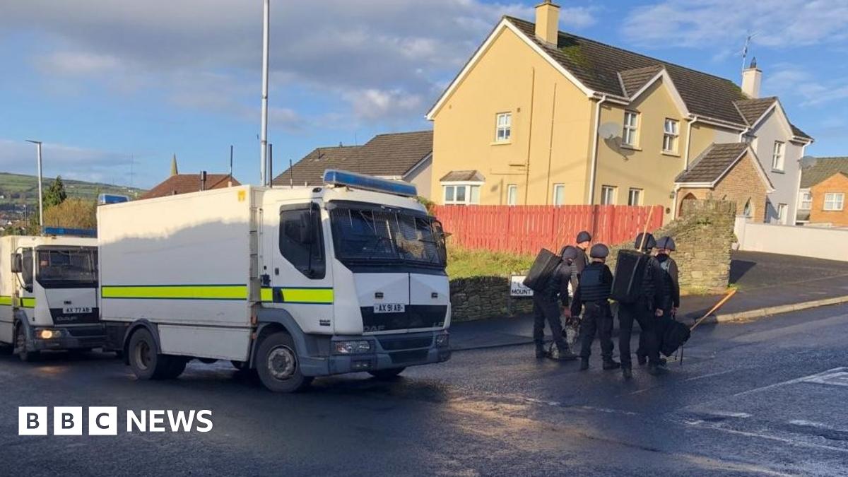 Strabane bomb: Police seize items in Innisfree Gardens search - BBC News