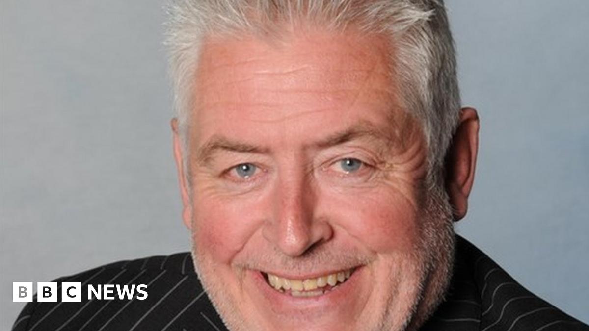 JFSC ban accountant Clive Barton quits parish role - BBC News