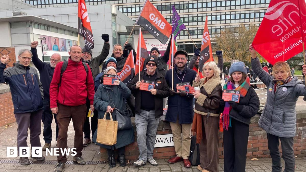 University staff in Sheffield protest against pay rise delay - BBC News